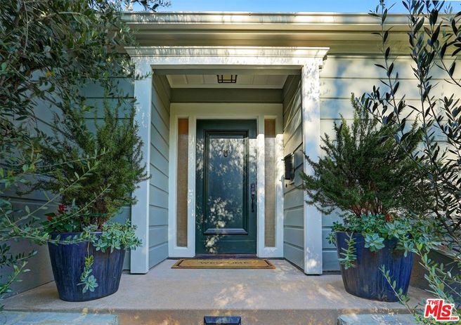 8 Celebrities Who Live in Small, Normal-Looking Houses - Home Network