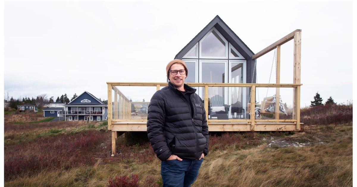 Randy Spracklin Builds a Cliffside Artist Pod With a View